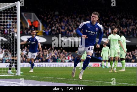 Nathan Broadhead d'Ipswich Town célèbre avoir marqué le premier but de ...