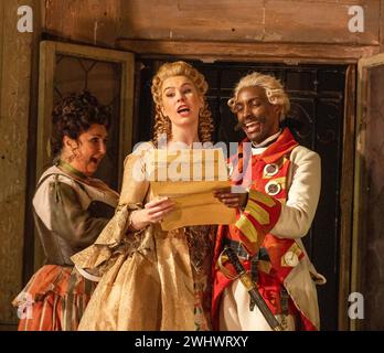 Anna Devin (Rosina), Simon Bailey (Docteur Bartolo) dans LE BARBIER DE ...