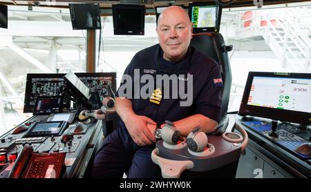 Le commandant Richard Reville lors d'une visite du nouveau navire-mère ...
