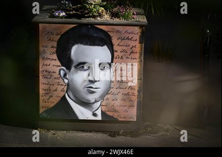 Paris, France. 17 février 2024. L’artiste Emmanuel Guillon pose à côté ...