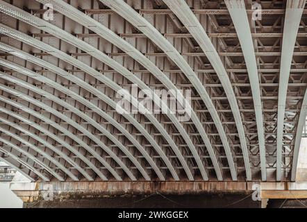 Construction de poutre en arcs métalliques de charpente sous le pont ...