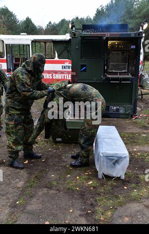 Soldaten der ABC Abwehrtruppe mit Schutzanzügen Die Soldaten der ABC ...