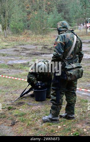 Soldaten der ABC Abwehrtruppe mit Schutzanzügen Die Soldaten der ABC ...