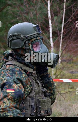 Soldaten der ABC Abwehrtruppe mit Schutzanzügen Die Soldaten der ABC ...