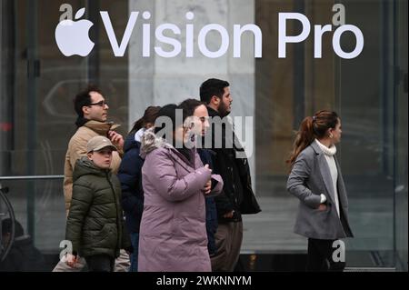 Signalétique pour Vision Pro dans le magasin Apple Fifth Avenue à New ...