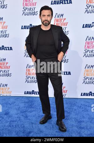 Milo Ventimiglia arrive au film Independent Spirit Awards 2024 à la plage de Santa Monica le 25 ...