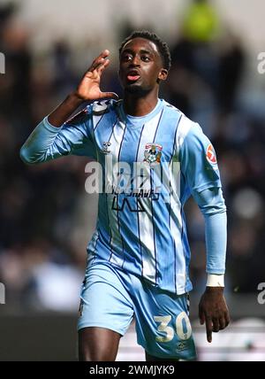 Fabio Tavares, de Coventry City, célèbre avoir marqué le quatrième but ...