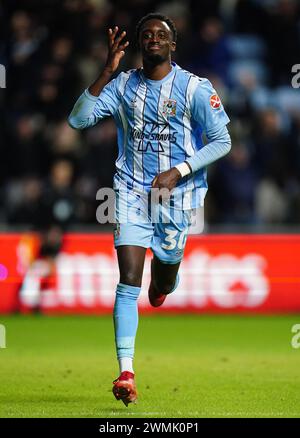 Fabio Tavares, de Coventry City, célèbre avoir marqué le quatrième but ...