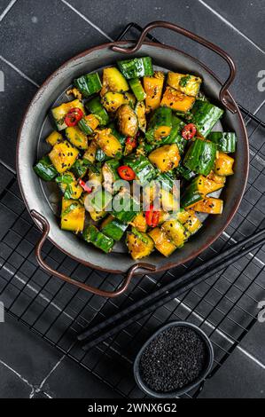 Salade chinoise de concombre écrasée avec piments et graines de sésame ...