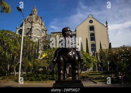 MEDELLIN, COLOMBIE - 17 JANVIER 2024 : homme à cheval. Sculptures en ...