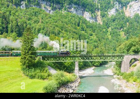 Schwarzenberg, train à vapeur sur le pont Sporenegg du chemin de fer ...