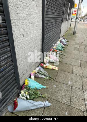 Des fleurs sont laissées à l'extérieur de la branche de Hessle Road de ...