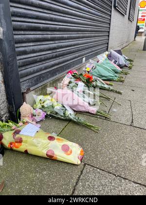 Des fleurs sont laissées à l'extérieur de la branche de Hessle Road de ...