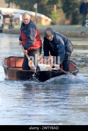 03/02/12. ..les ingénieurs de la marine, Andy Poacher et Graham Donohue ...