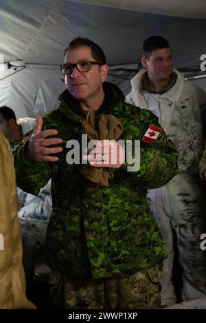 Brig canadien. Gen. Robert W. McBride, commandant général adjoint ...