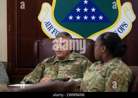 Col. Chip W. Hollinger, commandant des opérations des affaires ...