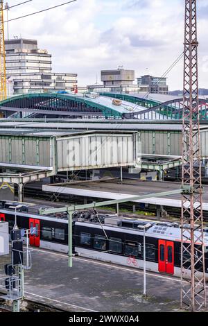 Modernisierung des Duisburger Hauptbahnhof, die Bahnsteige der 13 ...
