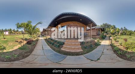 Vue à 360° de 360 hdri panorama avec des cocotiers sur la côte de l ...