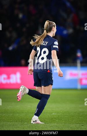 Jade le Guilly (droite) du Paris Saint-Germain dirige le ballon lors du ...