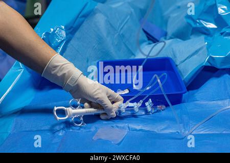 La procédure d'insertion d'un cathéter à double lumière dans un patient ...