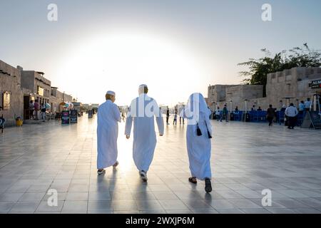 Enfants qatari avec une robe traditionnelle - QATAR Photo Stock - Alamy
