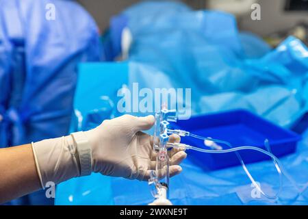 La procédure d'insertion d'un cathéter à double lumière dans un patient ...