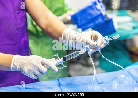 La procédure d'insertion d'un cathéter à double lumière dans un patient ...