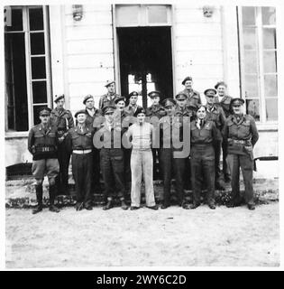 LE GÉNÉRAL MONTGOMERY AVEC SES COMMANDANTS - Groupe montrant le général ...