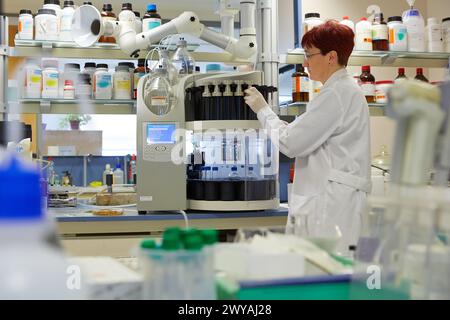 Extraction accélérée par solvant ASE Equipment chercheur utilisant l ...