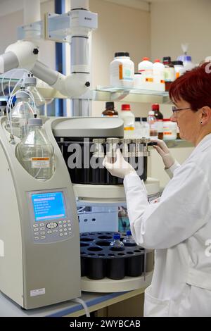 Extraction accélérée par solvant ASE Equipment chercheur utilisant l ...