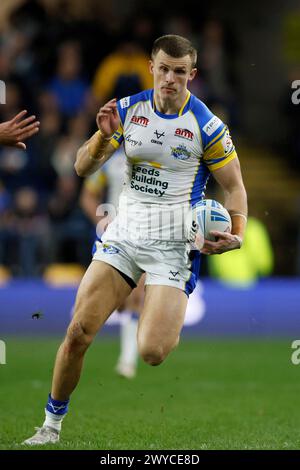 Ash Handley #5 de Leeds Rhinos va plus pour un essai et fait le score 0 ...
