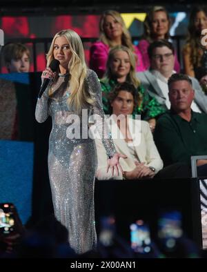 Kelsea Ballerini et Chase Stokes sur scène lors des CMT Music Awards ...