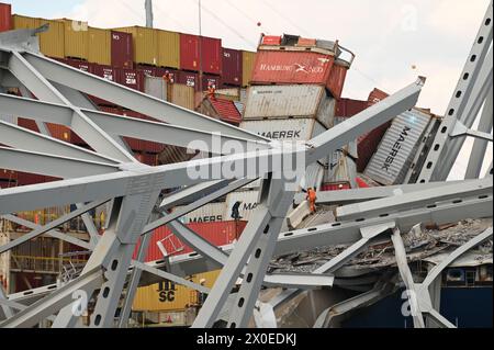 Les équipes de récupération effectuent des opérations à bord du M/V ...