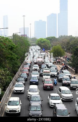 NOIDA, INDE - 14 AVRIL : embouteillage observé sur la route express ...