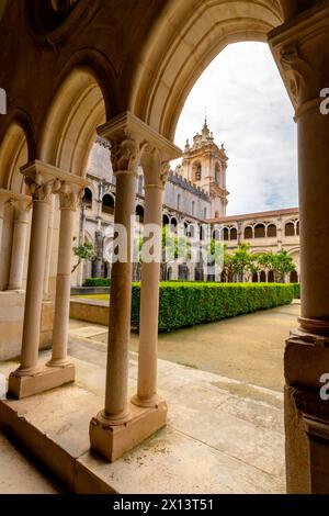 Le grand extérieur du monastère d'Alcobaça (Mosteiro de Alcobaça) ou ...