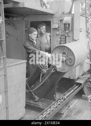 Des chalutiers armés à bord du HMS Stella Pegasi effectuent des ...