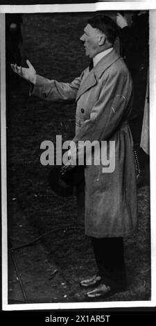 PORTRAIT D'ADOLF HITLER le studio B&W des années 1930 a posé la ...