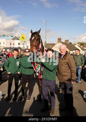 Jockey Paul Townend (à gauche), vainqueur du Randox Grand National 2024 ...