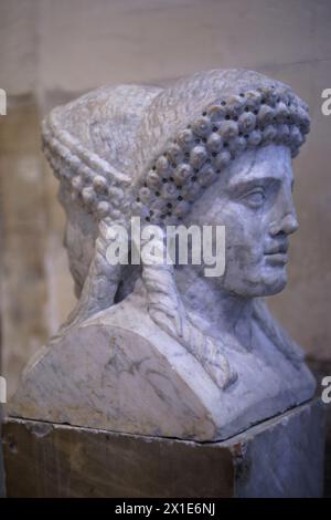 Janus à deux faces : dieu romain, gardien de la porte du ciel. La ...