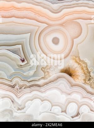 Un gros plan de pierre d'agate mettant en valeur ses couches vibrantes ...