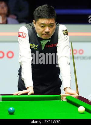Ding Junhui réagit lors du match contre Jack Lisowski le cinquième jour du Cazoo World Snooker ...
