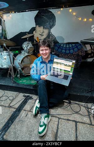 L'adolescent musicien Patrick Bennett à Liverpool, a composé le thème et la partition pour la ...