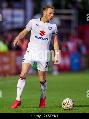 Cameron Norman de Milton Keynes dons en action contre Danilo Orsi ...
