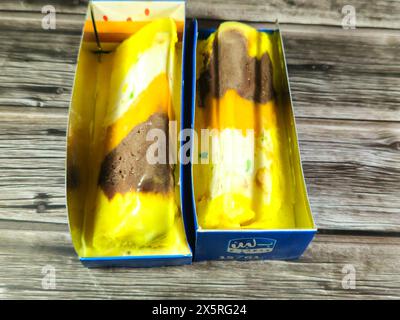 Le Caire, Egypte, 16 avril 2024 : desserts assortis et glaces de B ...