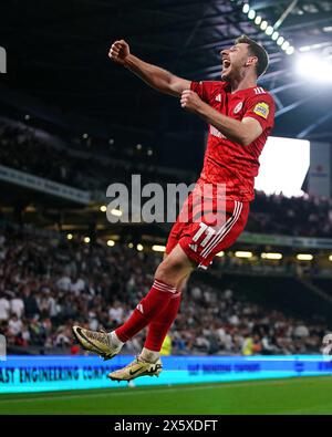 Jack Roles de Crawley Town célèbre avoir marqué le quatrième but de son ...