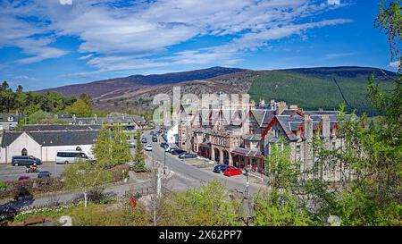Braemar village Aberdeenshire Écosse un ciel bleu et Mar Road avec les ...