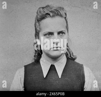 IRMA GRESE GARDE NAZIE DU CAMP DE CONCENTRATION (à gauche) Irma Ilse ...