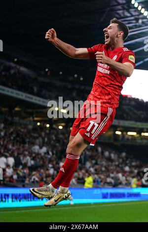 Jack Roles de Crawley Town célèbre avoir marqué le quatrième but de son ...