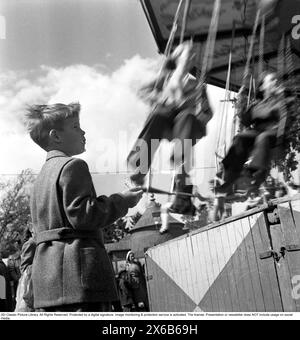 garçon des années 1940 mangeant de la glace. Un garçon avec un cône de ...