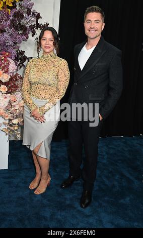 Melissa O'Neil et Eric Winter assistent au Disney 2024 Upfront Red ...